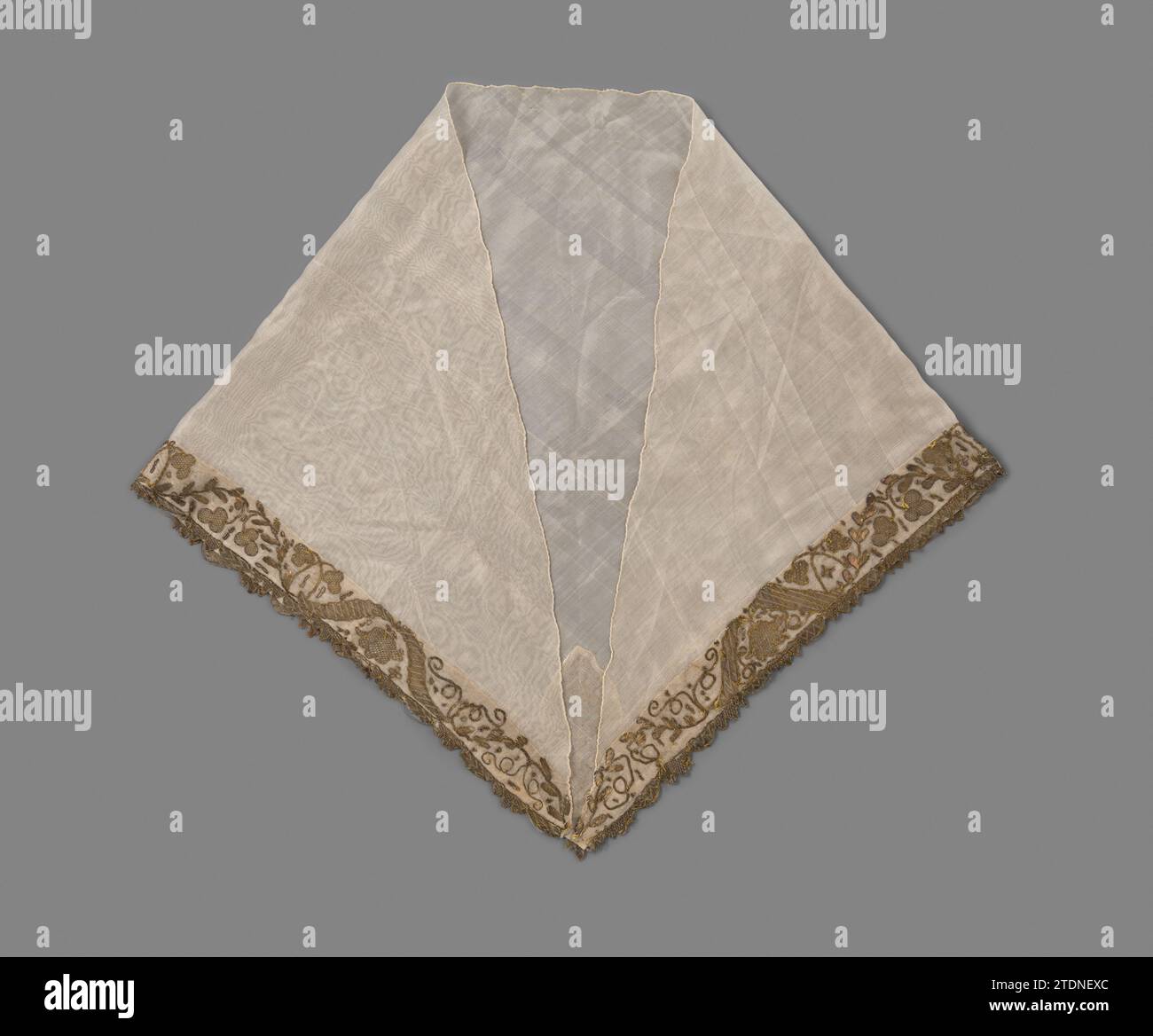 Fichu of natural silk, triangular, along two edges trimmed with a band ...