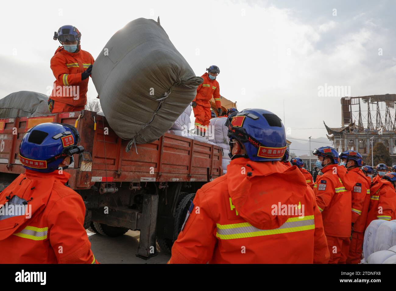 (231219) -- LINXIA, Dec. 19, 2023 (Xinhua) -- Rescuers unload relief ...