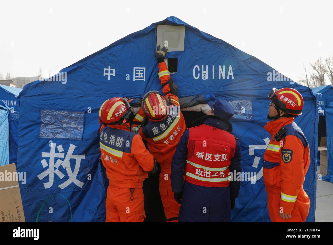 (231219) -- LINXIA, Dec. 19, 2023 (Xinhua) -- Rescuers install heating ...