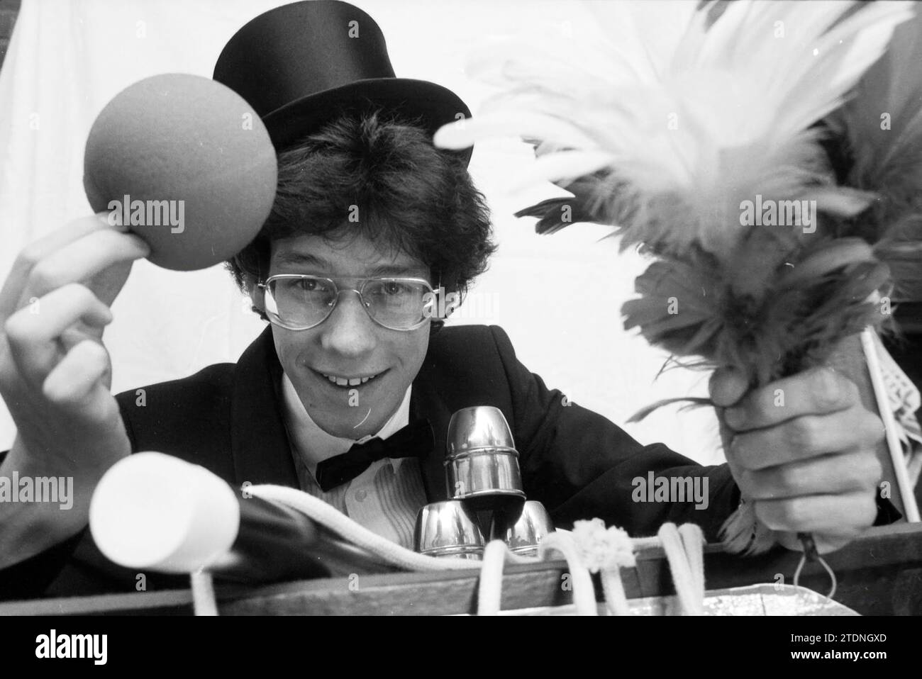 Magician frank neling hi-res stock photography and images - Alamy