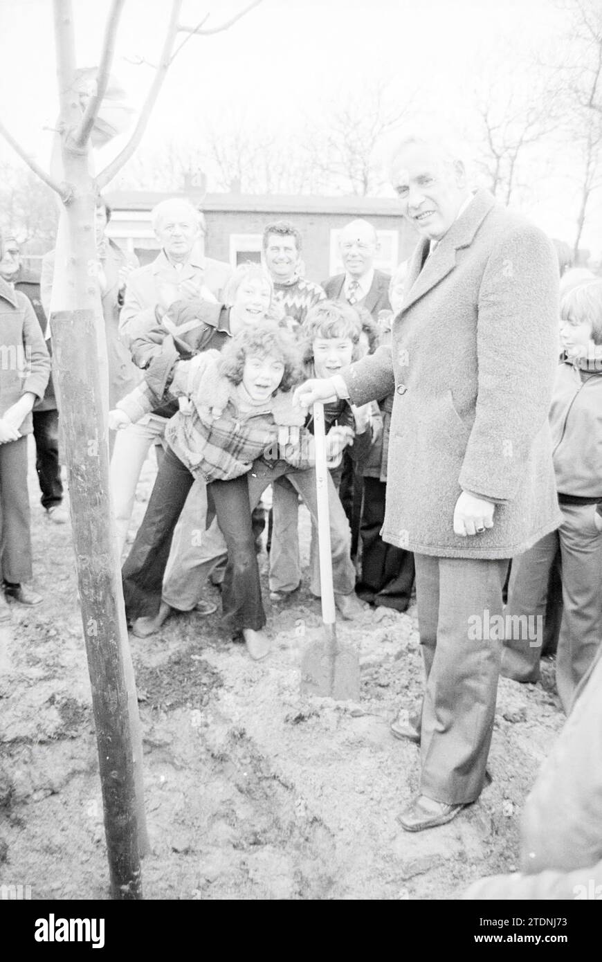 Tree planting day in Velsen and Beverwijk, Whizgle News from the Past ...
