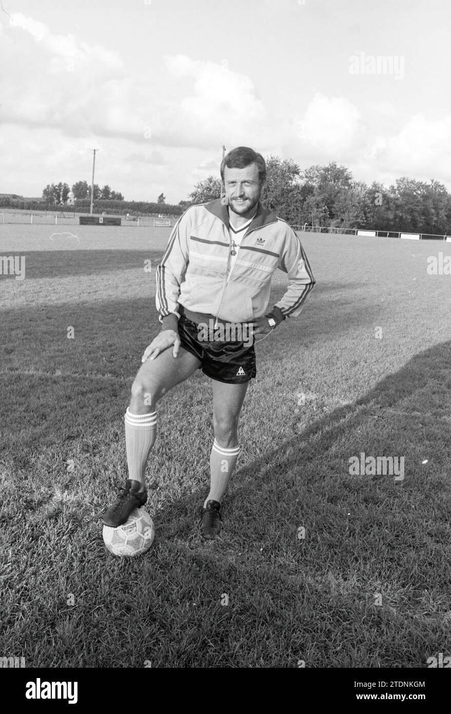 Trainer Kalkman Sizo Hillegom, Football, Hillegom, 26-08-1985, Whizgle ...