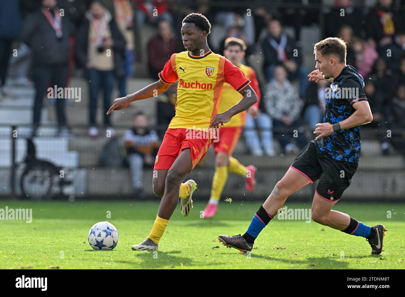 Rayan Fofana (9) of RC Lens pictured in a duel with Robert Jalade (4 ...