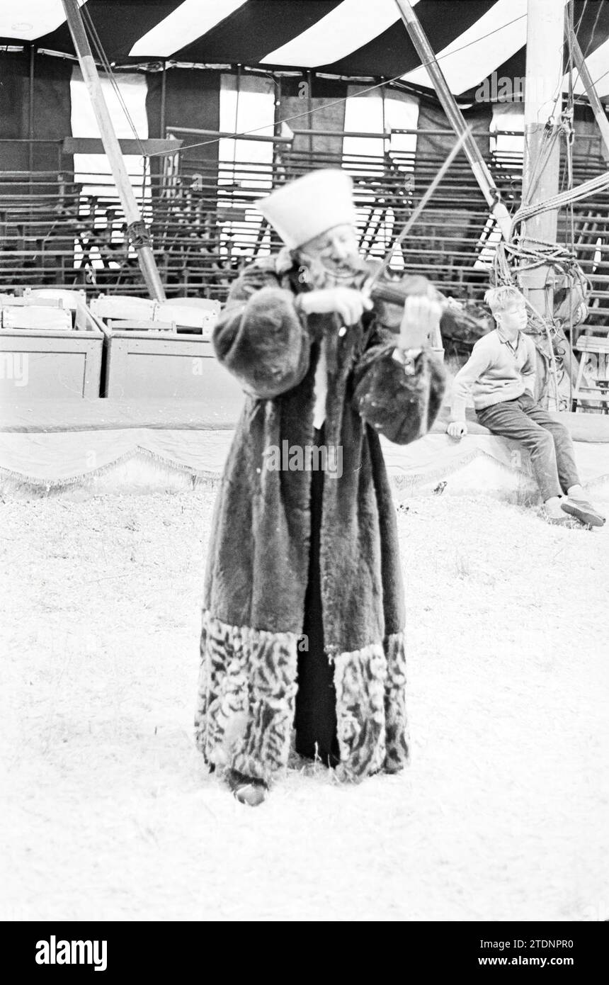 Circus Toni Boltini and shooting bear, Circus, 19-05-1962, Whizgle News ...