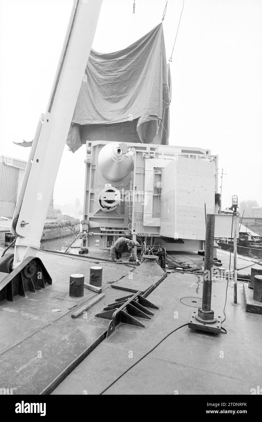 Loading crane parts at Figee, Figee, Kranen, Haarlem, The Netherlands ...