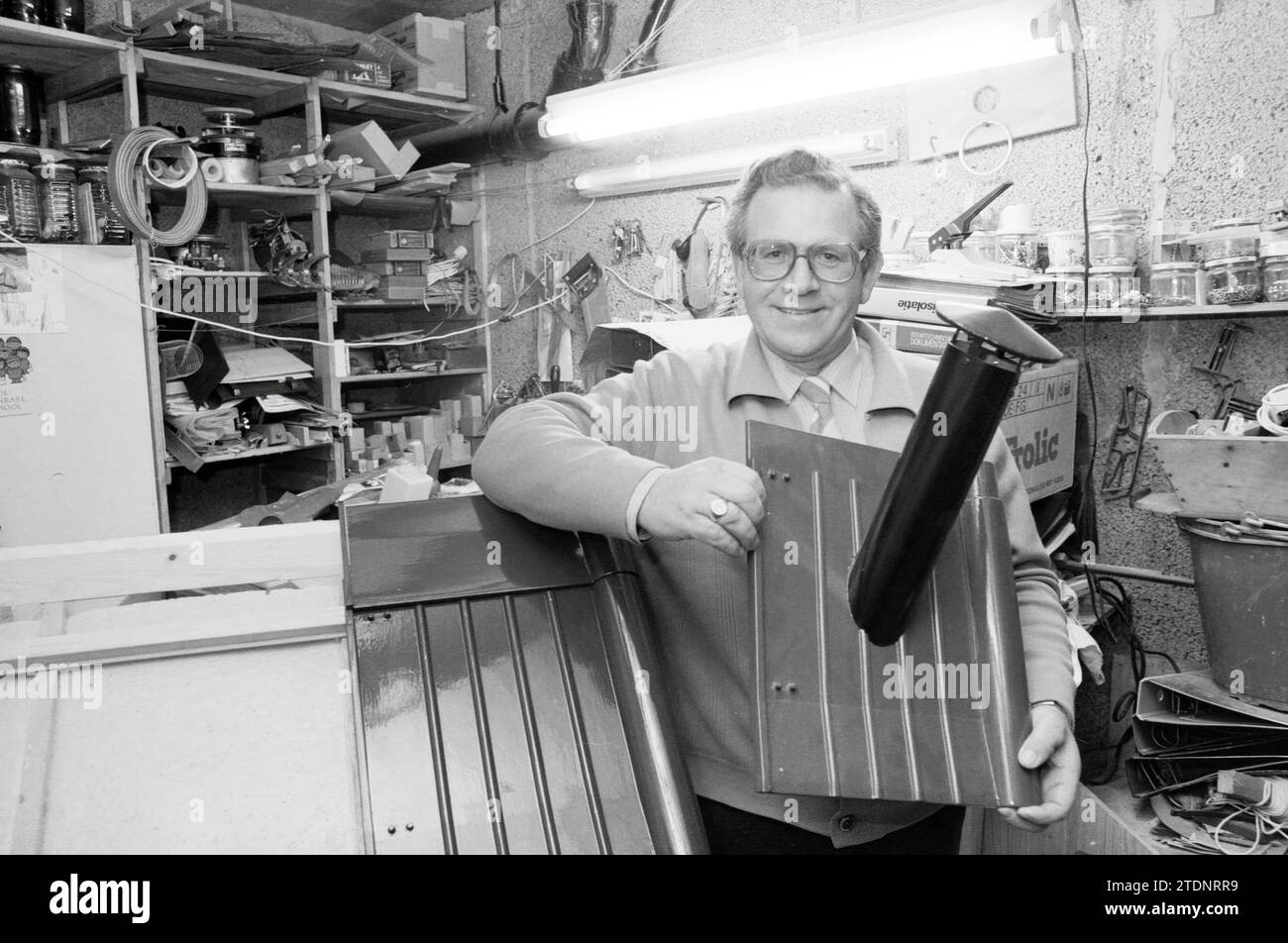 Mr. Nieuwkoop inventor of special roof tile, Inventions, 06-12-1985 ...