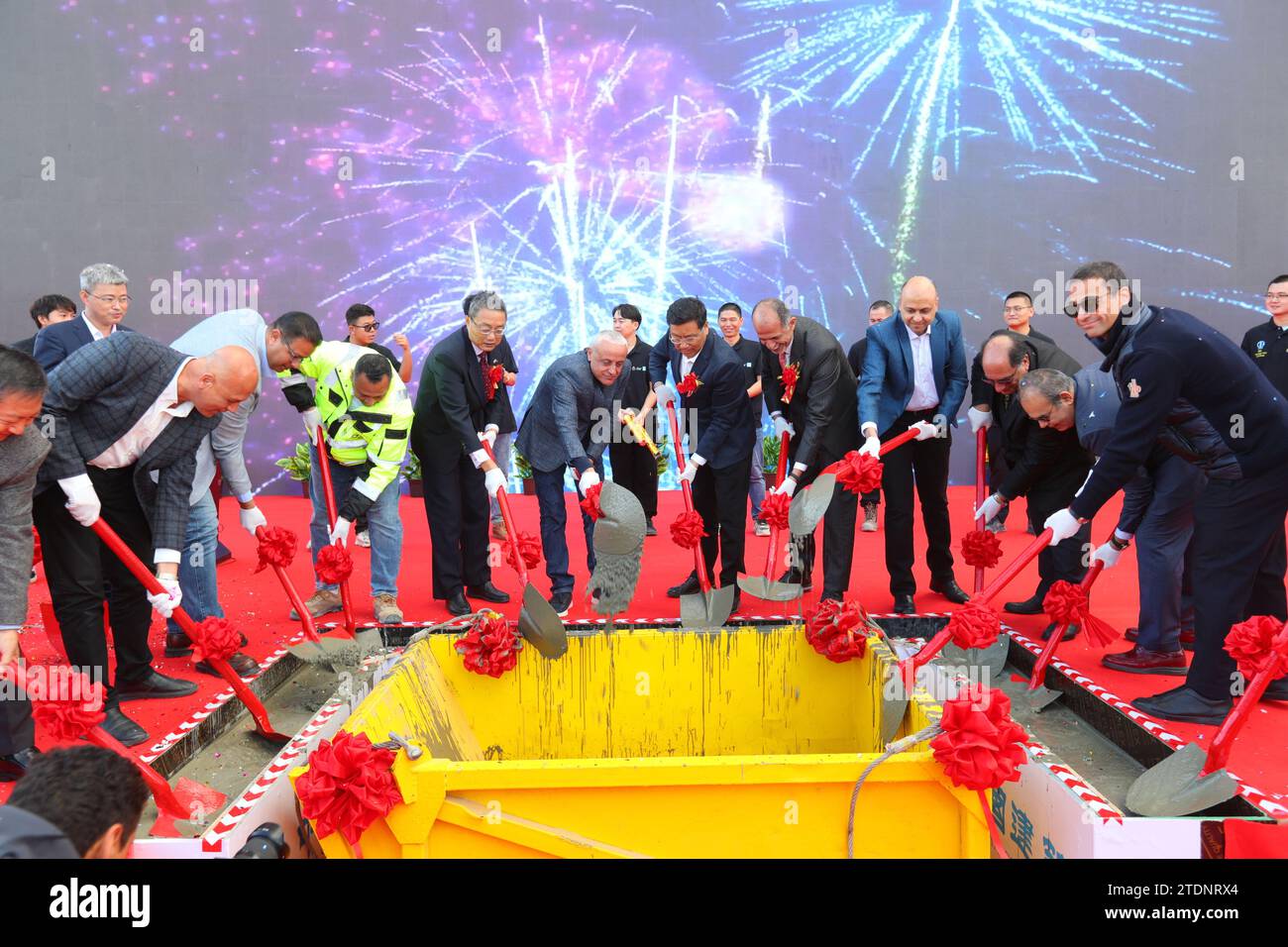 (231219) -- NEW ALAMEIN, Dec. 19, 2023 (Xinhua) -- Guests attend the ...