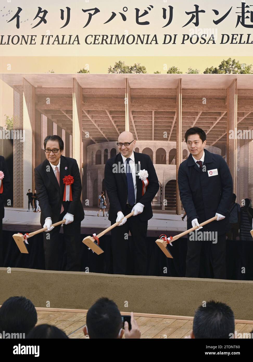 (From L) Hiroyuki Ishige, secretary general of the Japan Association ...