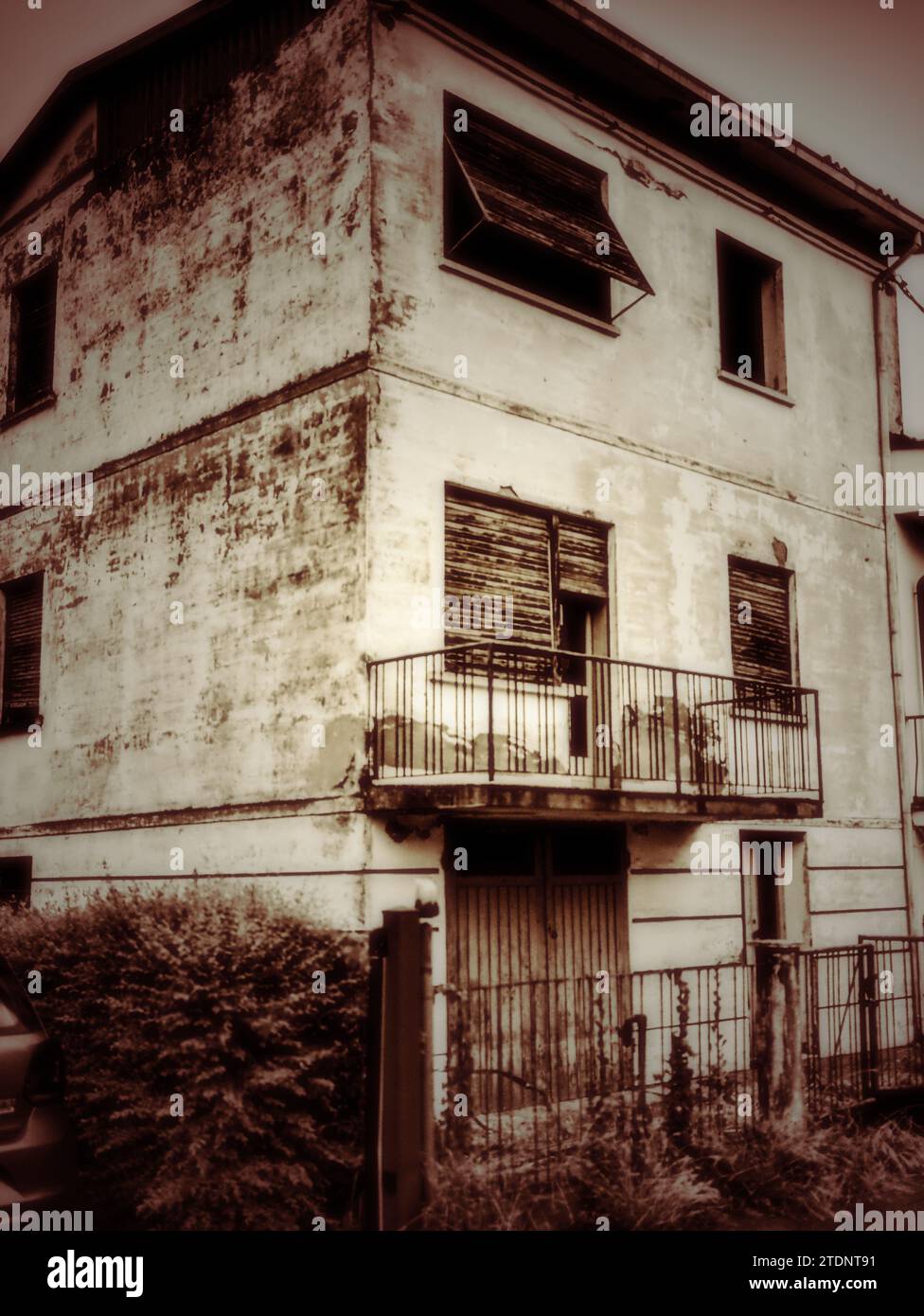 very bad old house (horror movie set Stock Photo - Alamy