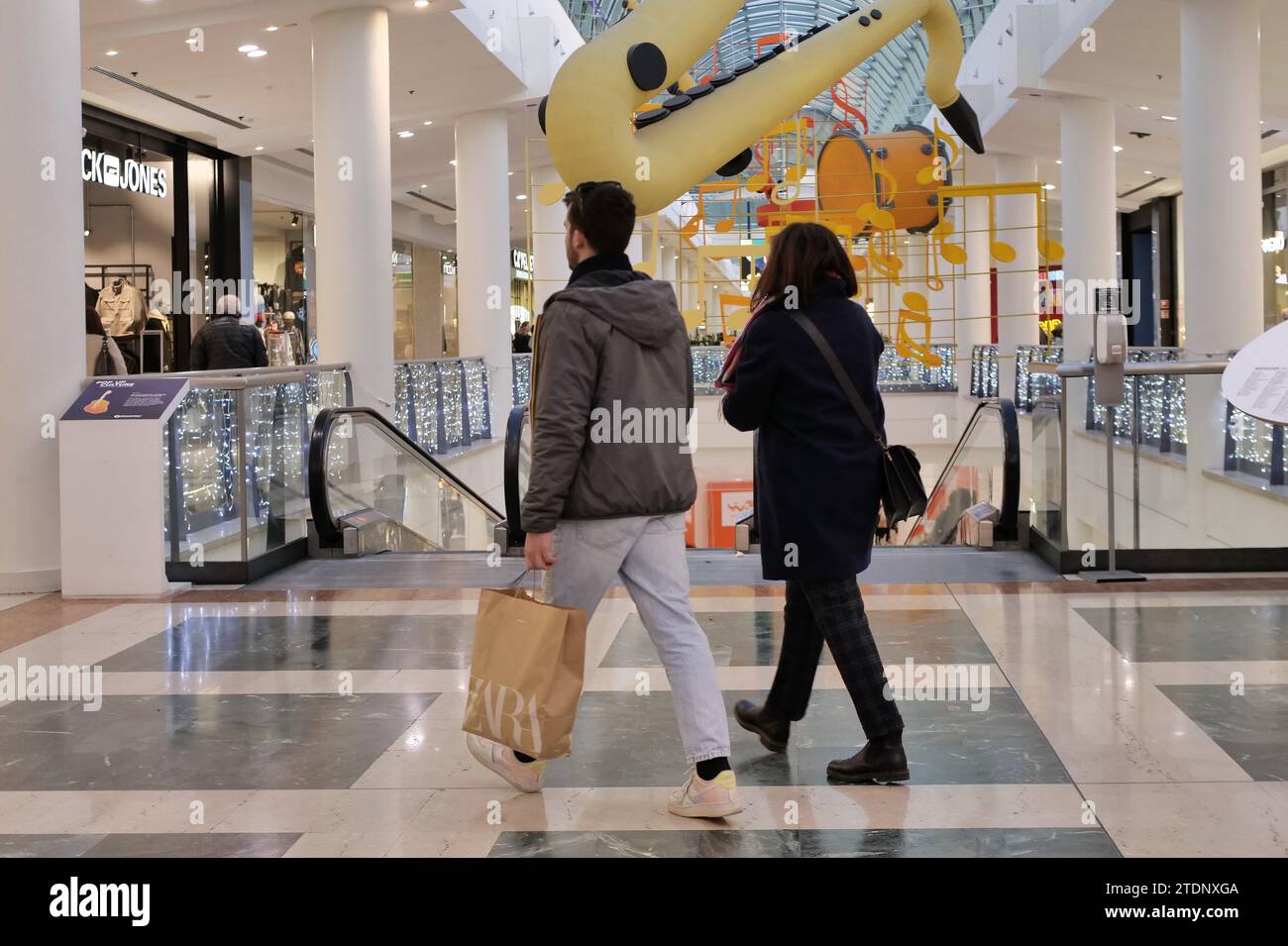 Orio Al Serio, Italy. 19th Dec, 2023. In Orio center you can breathe ...