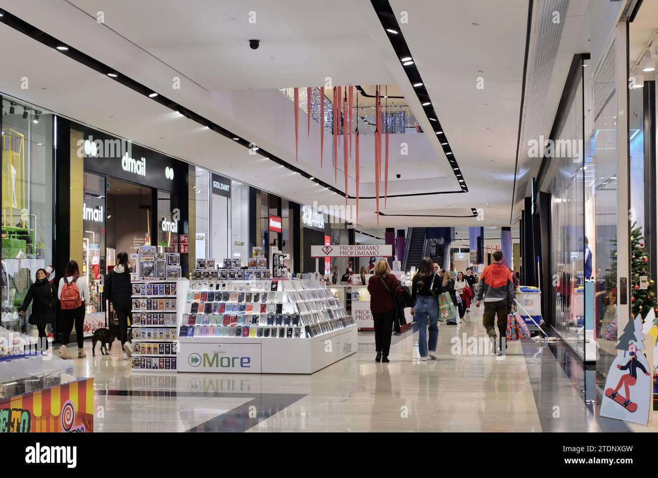 Shop shopping center showcases hi-res stock photography and images - Alamy