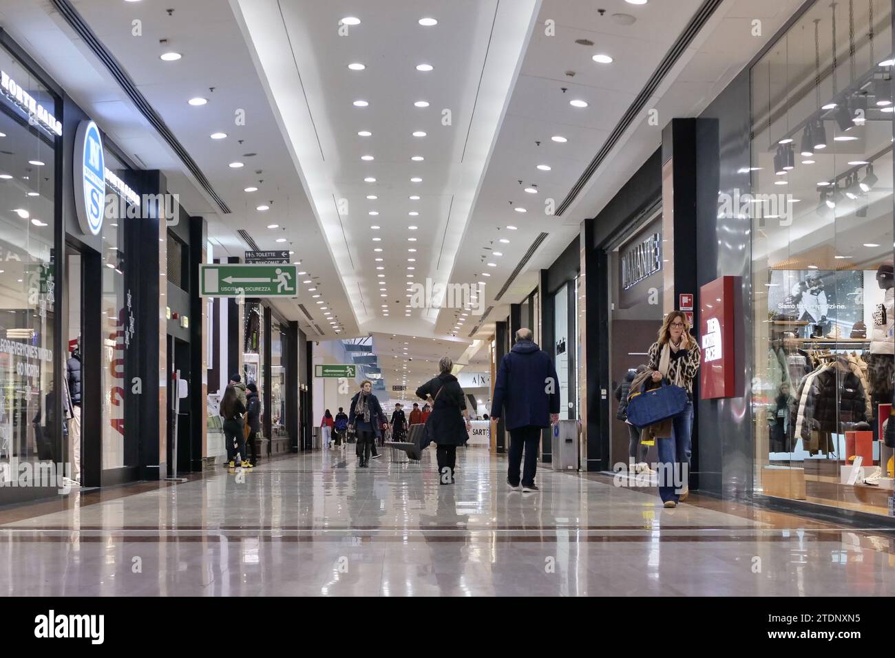 Orio Al Serio, Italy. 19th Dec, 2023. In Orio center you can breathe ...