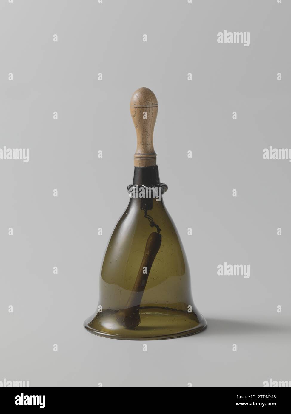 Handbell, anonymous, c. 1700 - c. 1900 Table bell with clock -shaped ...