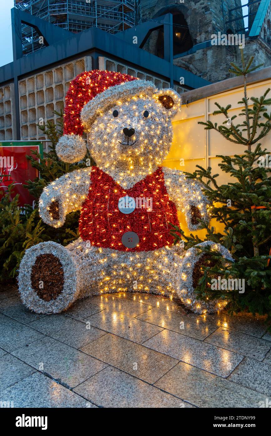 Golden bear in santa hi-res stock photography and images - Alamy