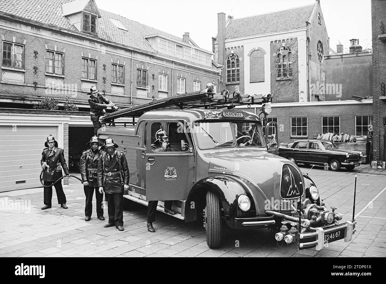 New car, Burning, fire brigade, 10-10-1963, Whizgle News from the Past ...