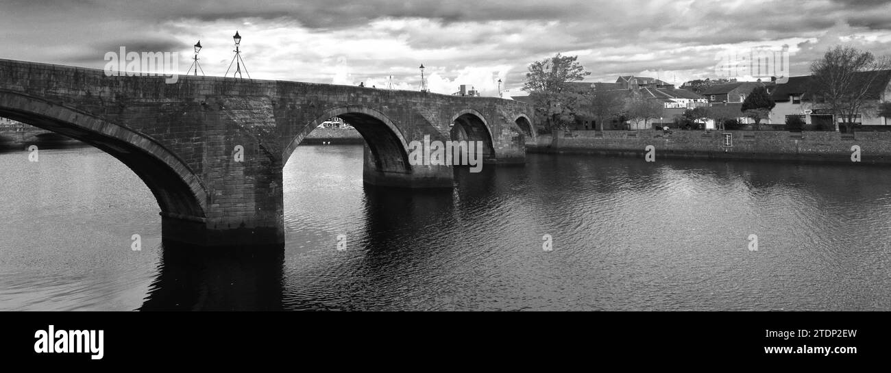 View of the Old Bridge over the river Ayr, Ayr town, South Ayrshire ...