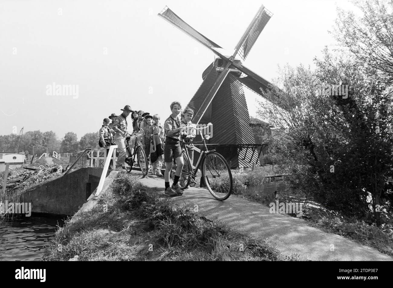 Uniformed scouting group Hildebrand in front of the De Eenhoorn mill ...