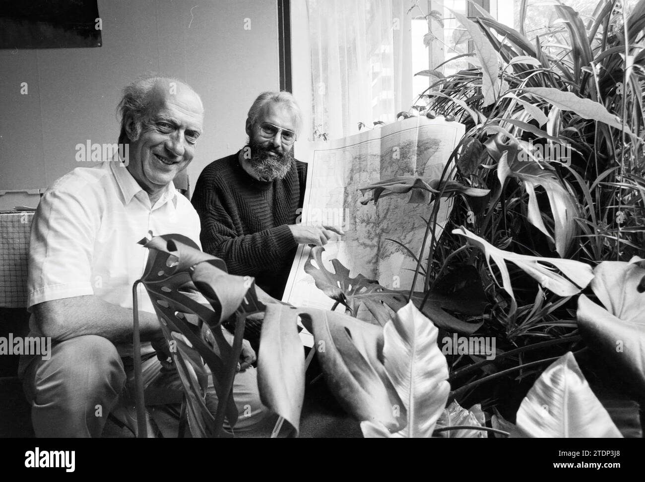 Mr Meuleman with map Suriname, Persons, 20-07-1988, Whizgle News from ...