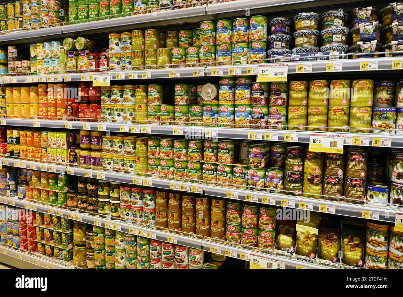Canned food grocery store hi-res stock photography and images - Alamy