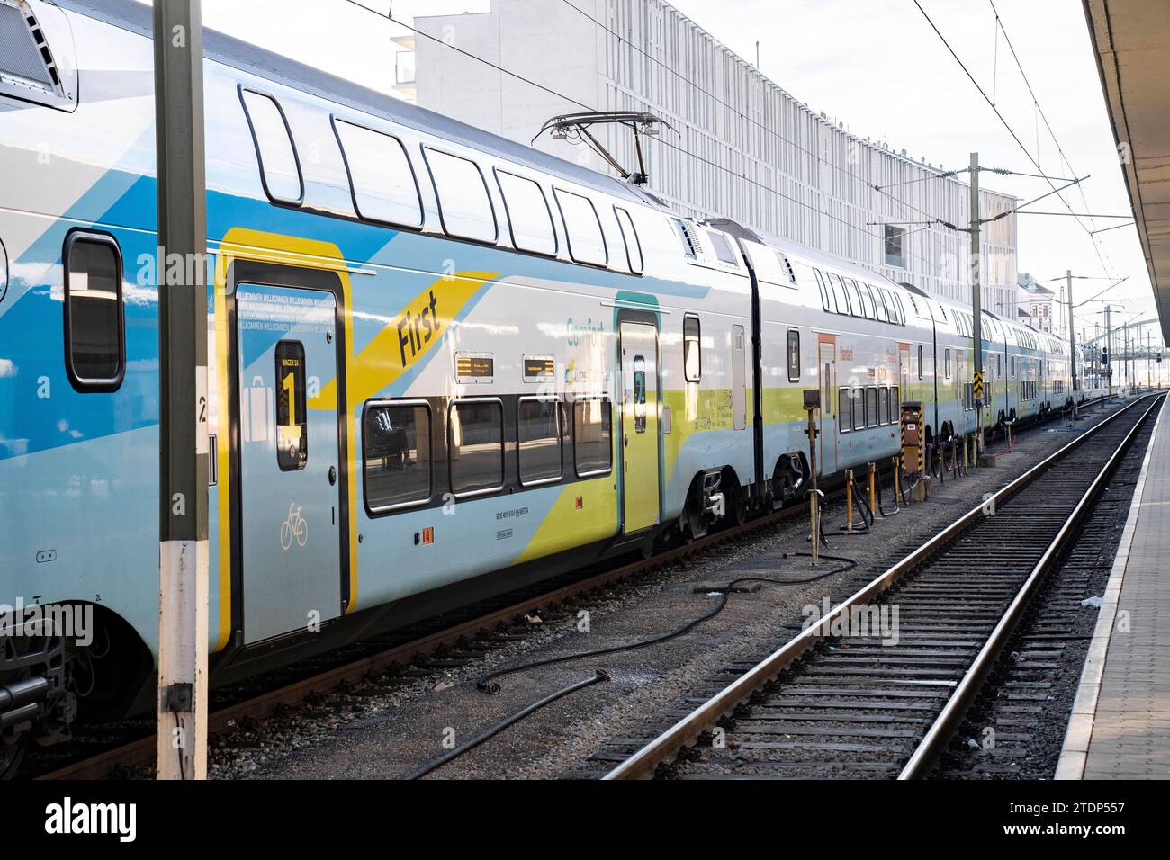 Wien, Österreich. 19. Dezember 2023. Westbahn Zug am Wiener Westbahnhof ...