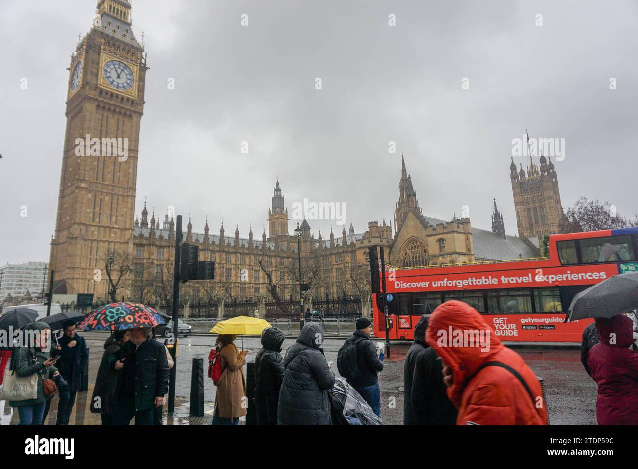 London, United Kingdom. 19th Dec, 2023. UK Weather - Londoners and ...