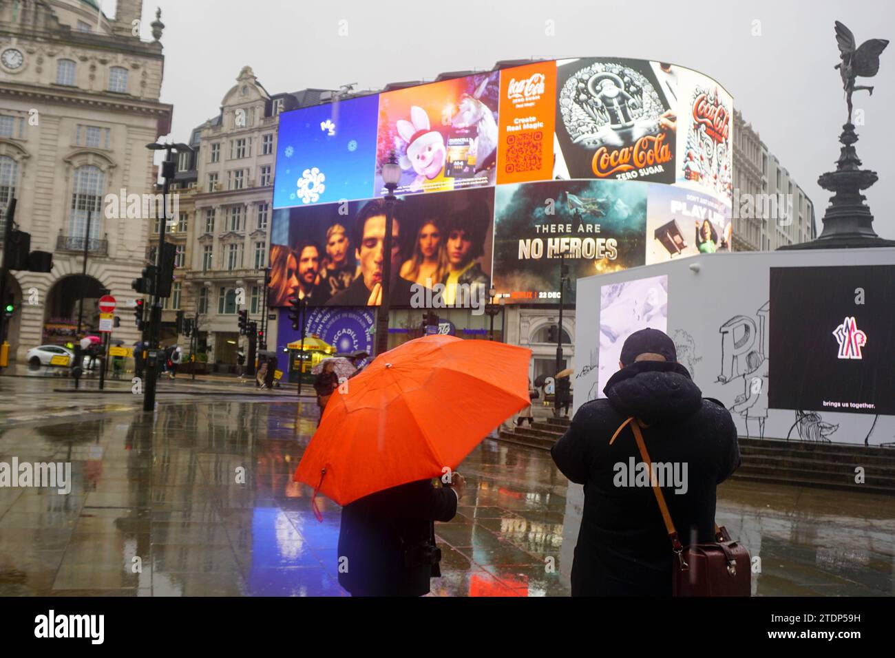 London, United Kingdom. 19th Dec, 2023. UK Weather - Londoners and ...