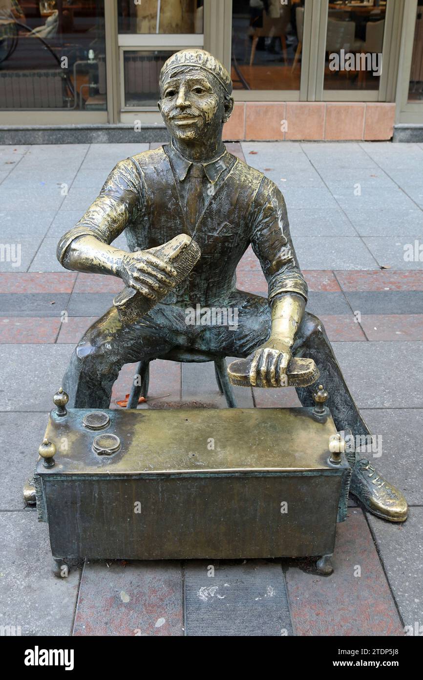 Shoeshine man boy statue hi-res stock photography and images - Alamy