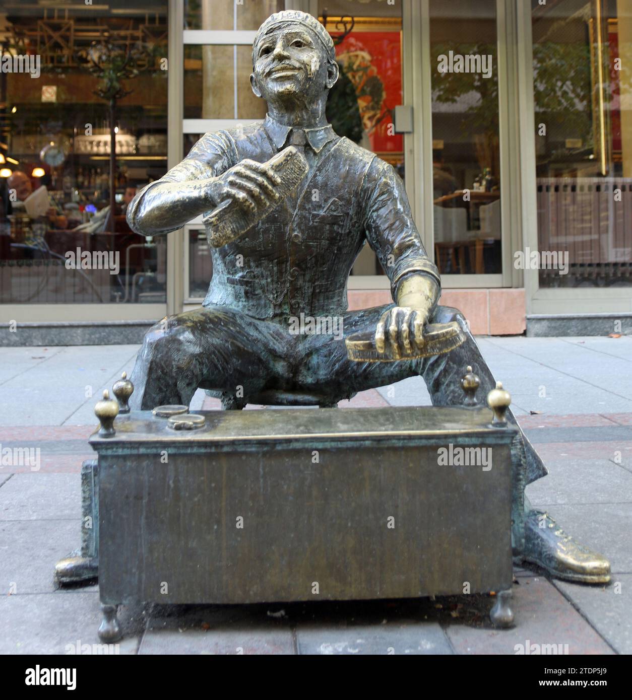 Shoeshine man boy statue hi-res stock photography and images - Alamy