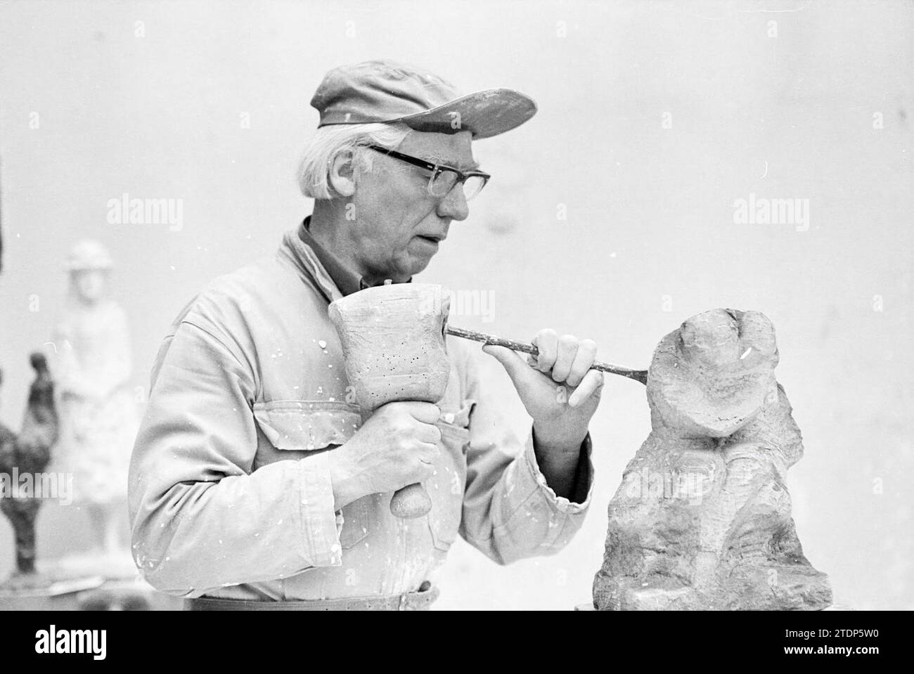 Sculptor Mari Andriessen and statue of Tobias and the Angel, 00-01-1972 ...