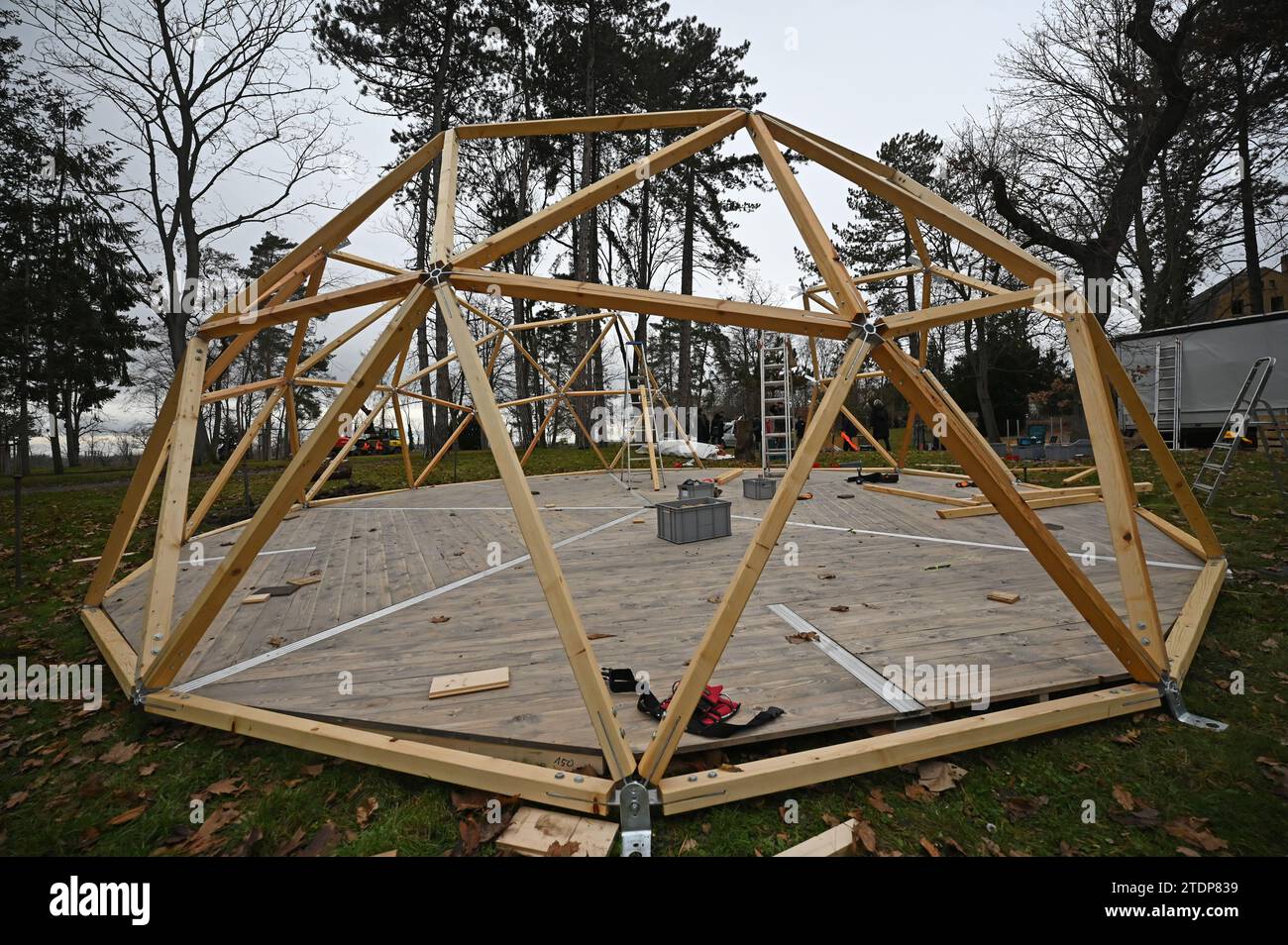 19 December 2023, Saxony-Anhalt, Bad Dürrenberg: Workers are erecting a ...