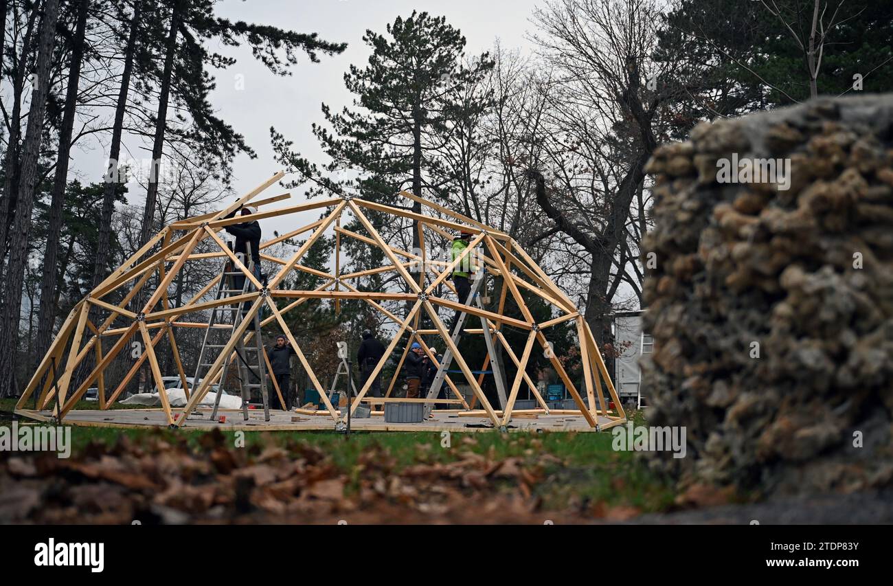 19 December 2023, Saxony-Anhalt, Bad Dürrenberg: Workers are erecting a geodesic dome, a so ...