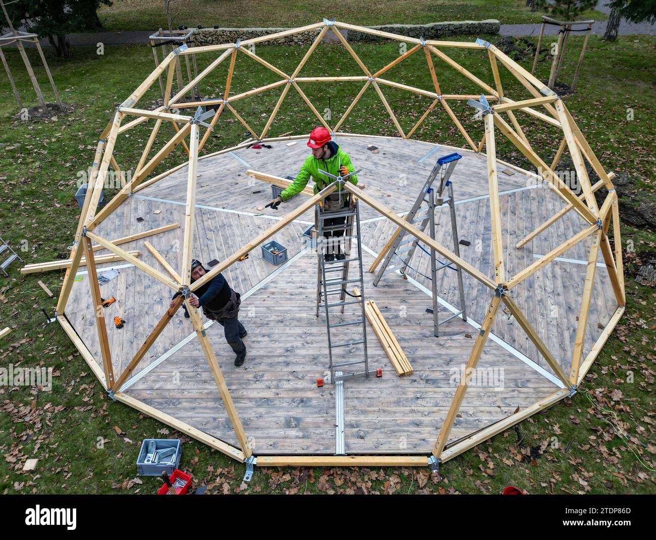 19 December 2023, Saxony-Anhalt, Bad Dürrenberg: Workers erect a geodesic dome, a so-called ...
