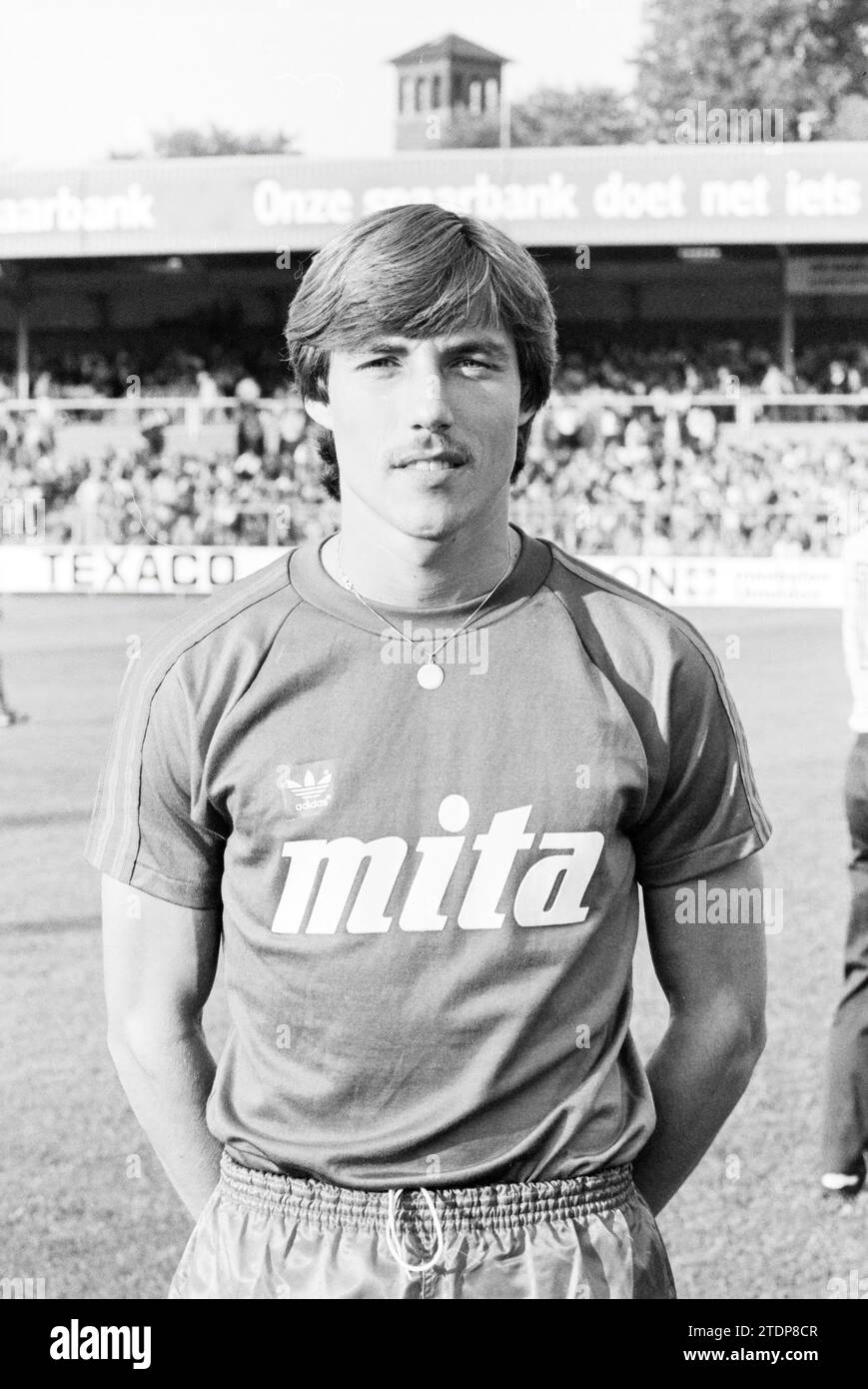 Portraits and team photo of Haarlem football club, 00-08-1982, Whizgle ...