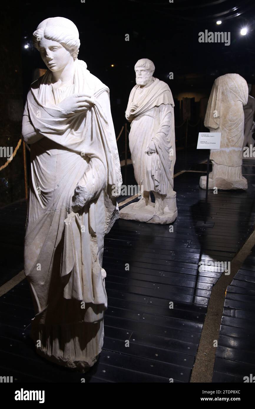 Statue of small herculaneum woman in the archaeological Museum of ...