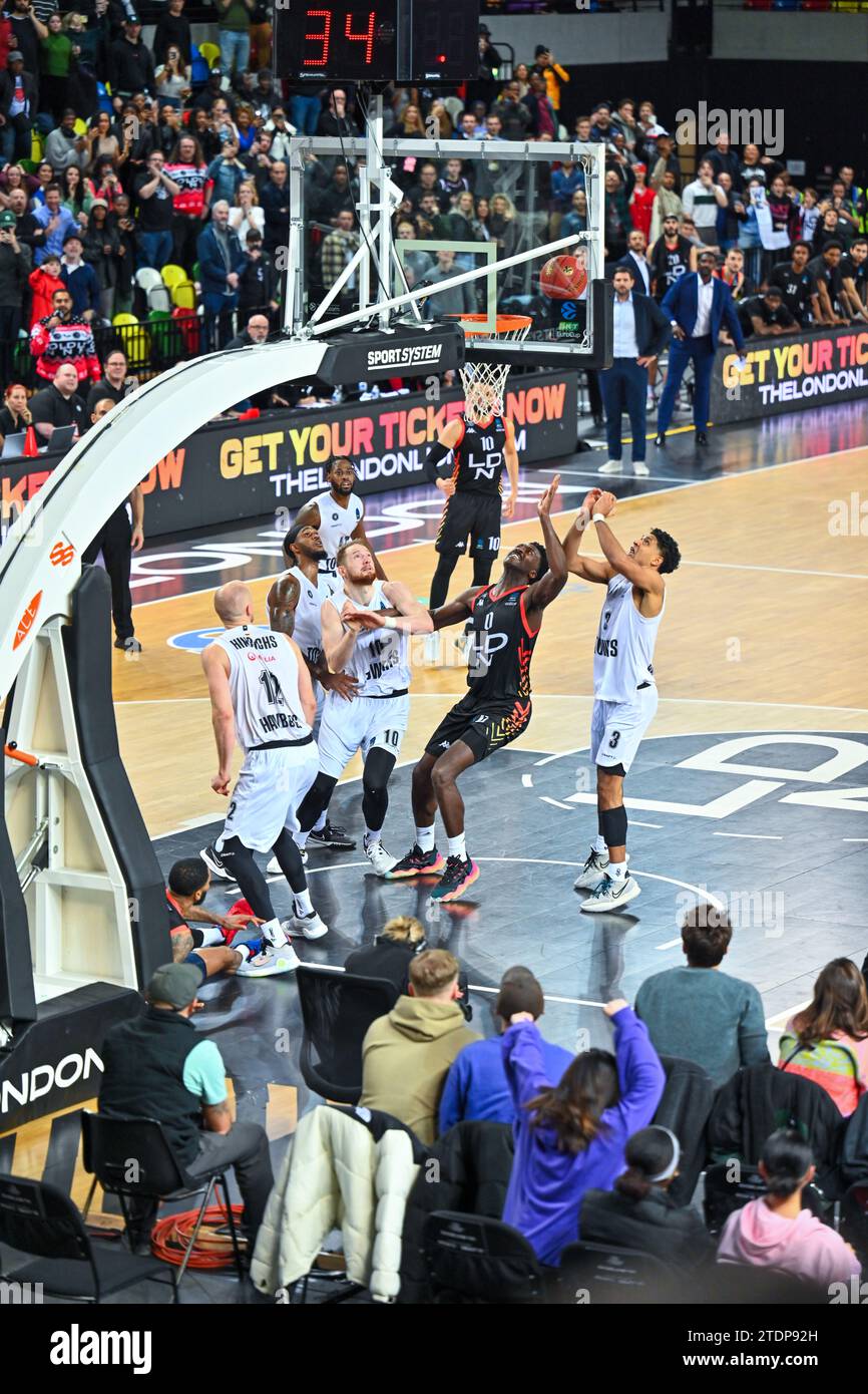 London lion basketball hi-res stock photography and images - Alamy