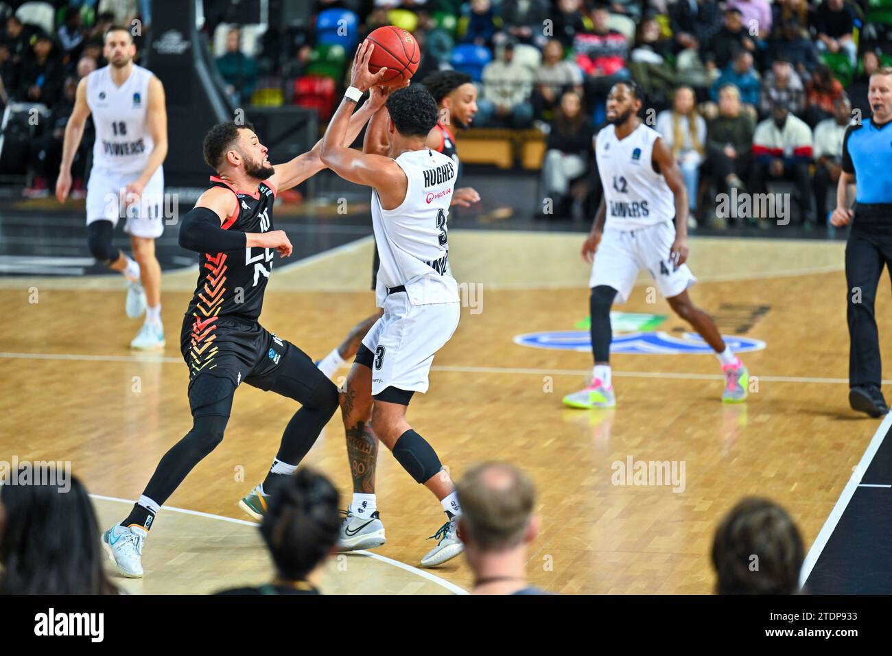 London lion basketball hi-res stock photography and images - Alamy