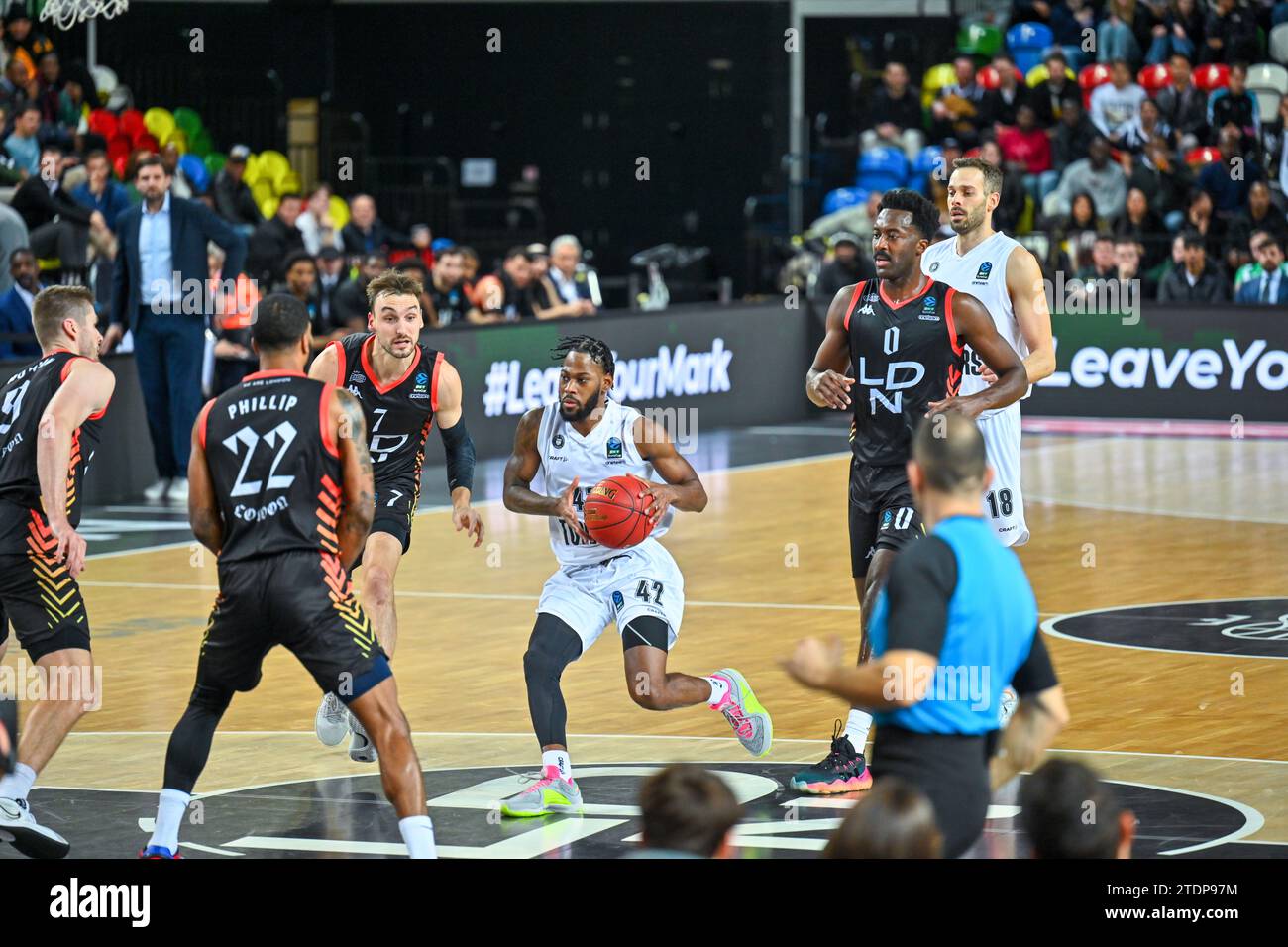 London lion basketball hi-res stock photography and images - Alamy