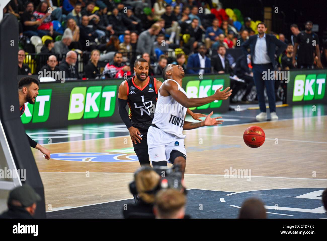 London lion basketball hi-res stock photography and images - Alamy