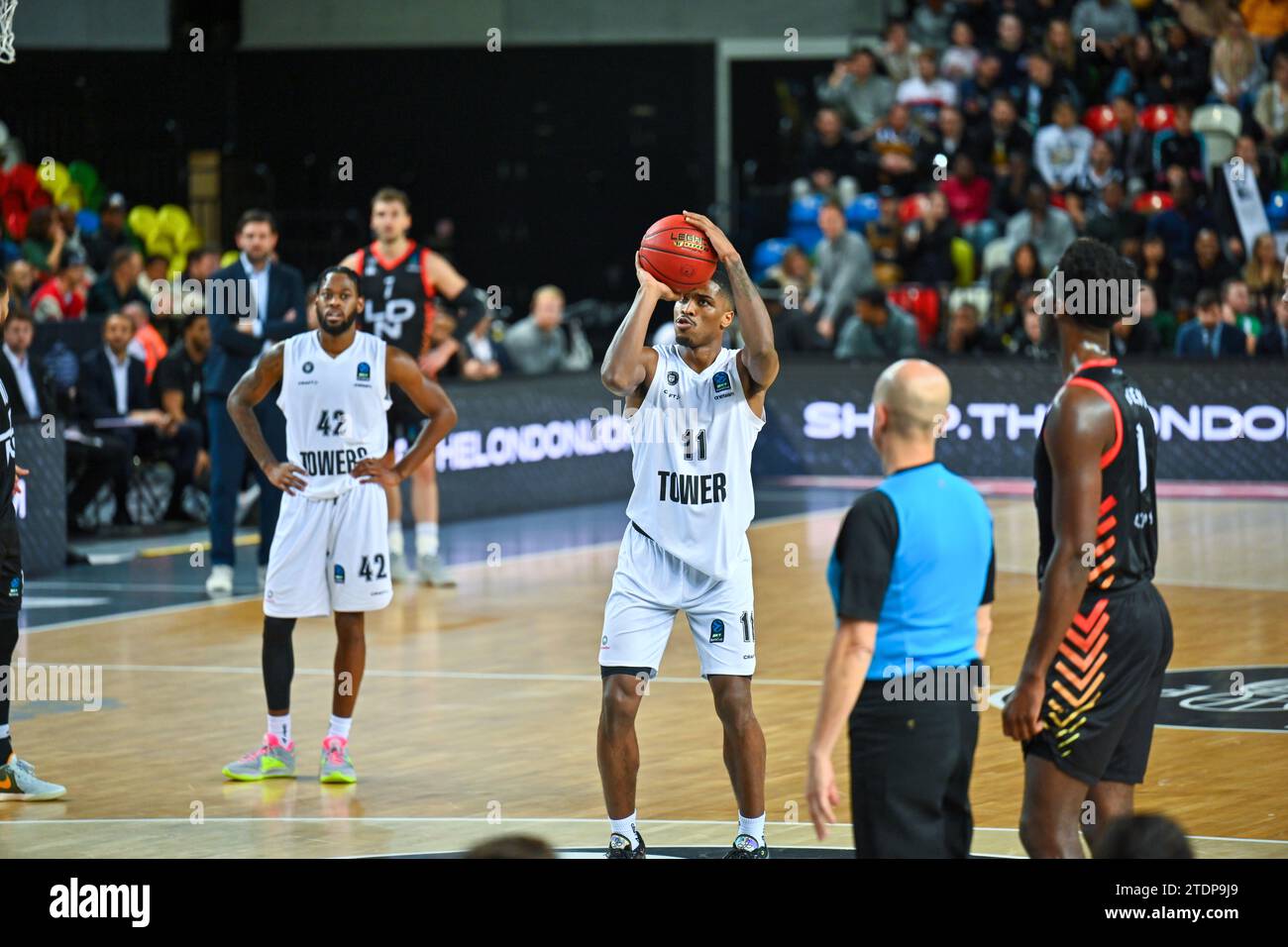 London lion basketball hi-res stock photography and images - Alamy