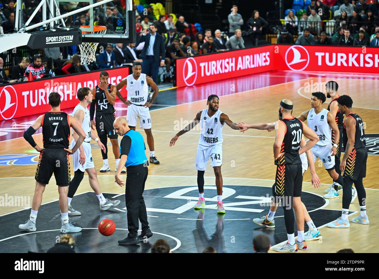London lion basketball hi-res stock photography and images - Alamy