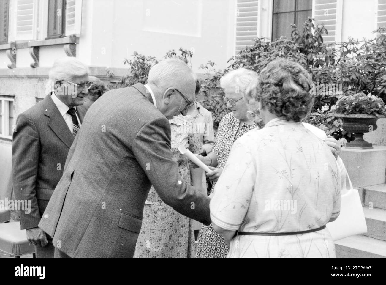 Elderly Defilé color, Defilé, Baarn, Amsterdamsestraatweg, 10-06-1980 ...