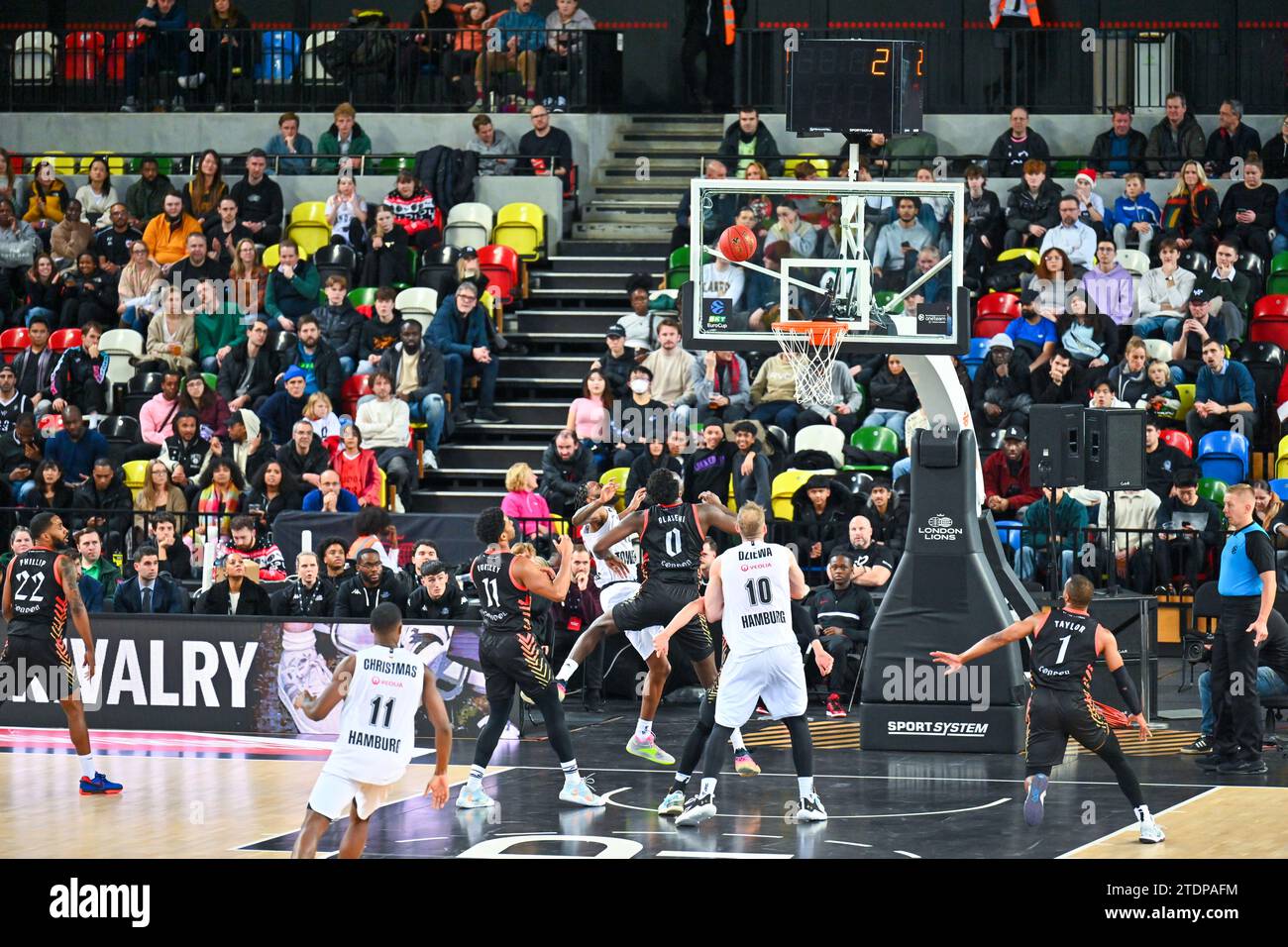 London lion basketball hi-res stock photography and images - Alamy