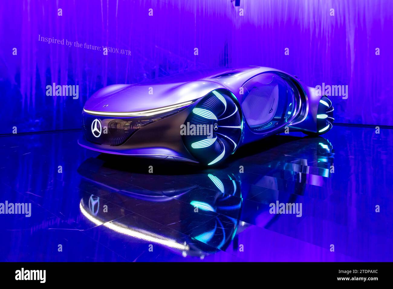 Mercedes-Benz Vision AVTR intuitive smart concept car, reading your ...