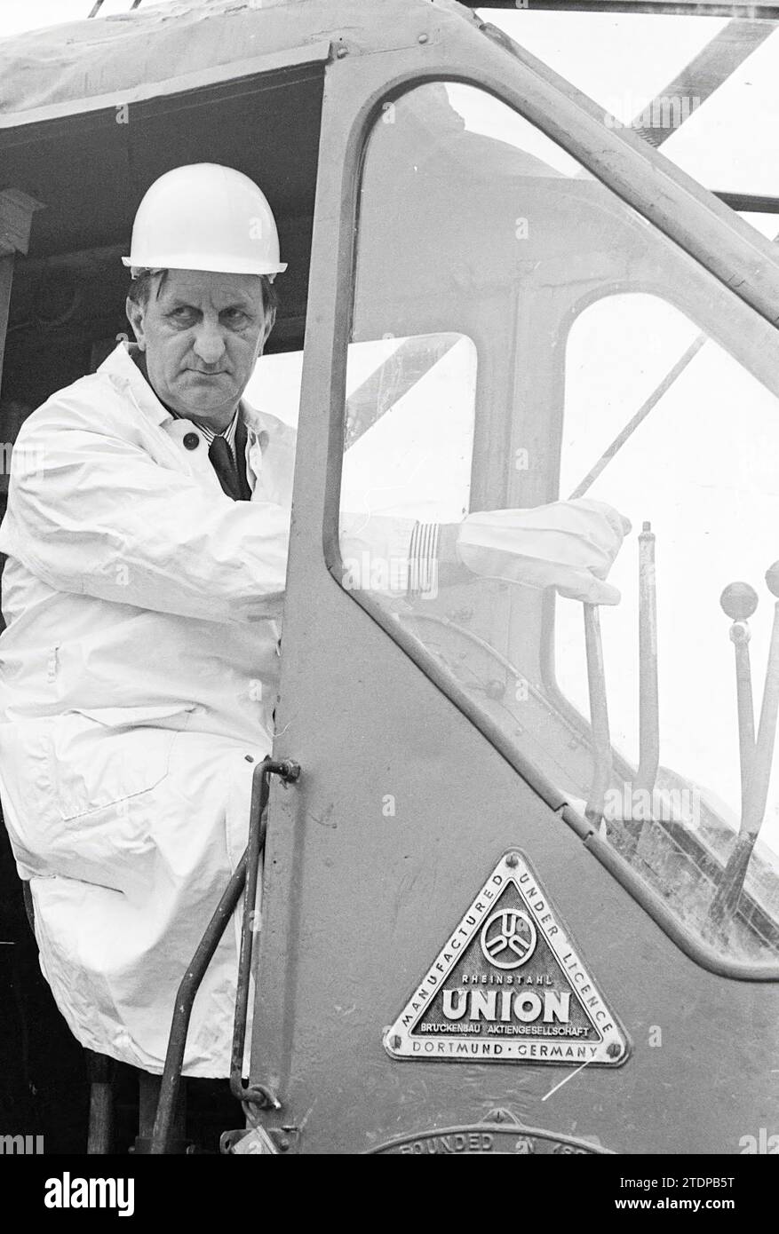 First pile shopping center pax hoofddorp hi-res stock photography and ...