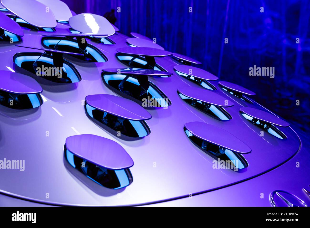 Mercedes-Benz Vision AVTR intuitive smart concept car, reading your ...