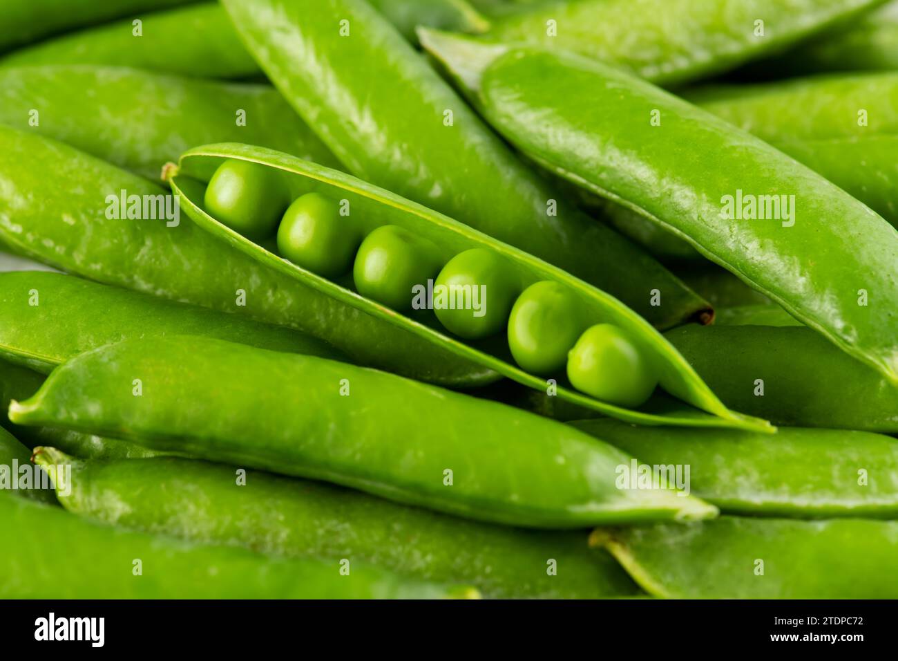 green peeled peas background Stock Photo - Alamy