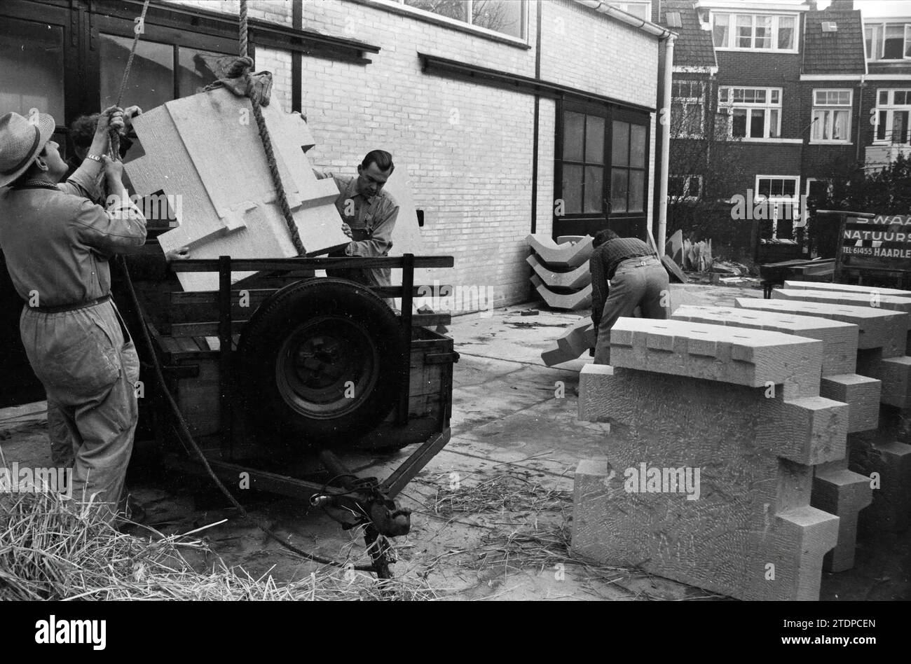 Lifting building elements hi-res stock photography and images - Alamy