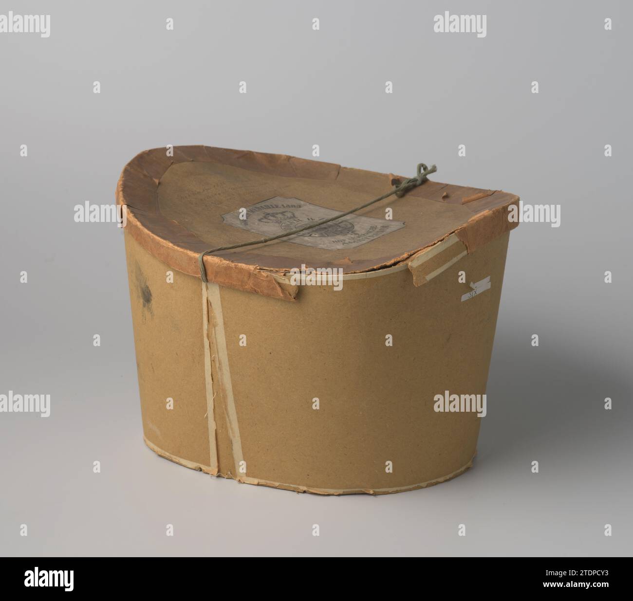 Oval hat box of cardboard; On the lid a label from Froger & Zoon, c ...