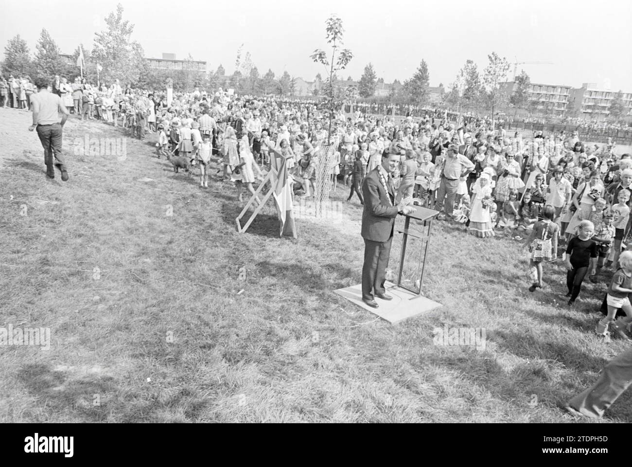 Opening of the Dierenvreugd Nieuw-Vennep petting zoo by Mayor Van Stam ...