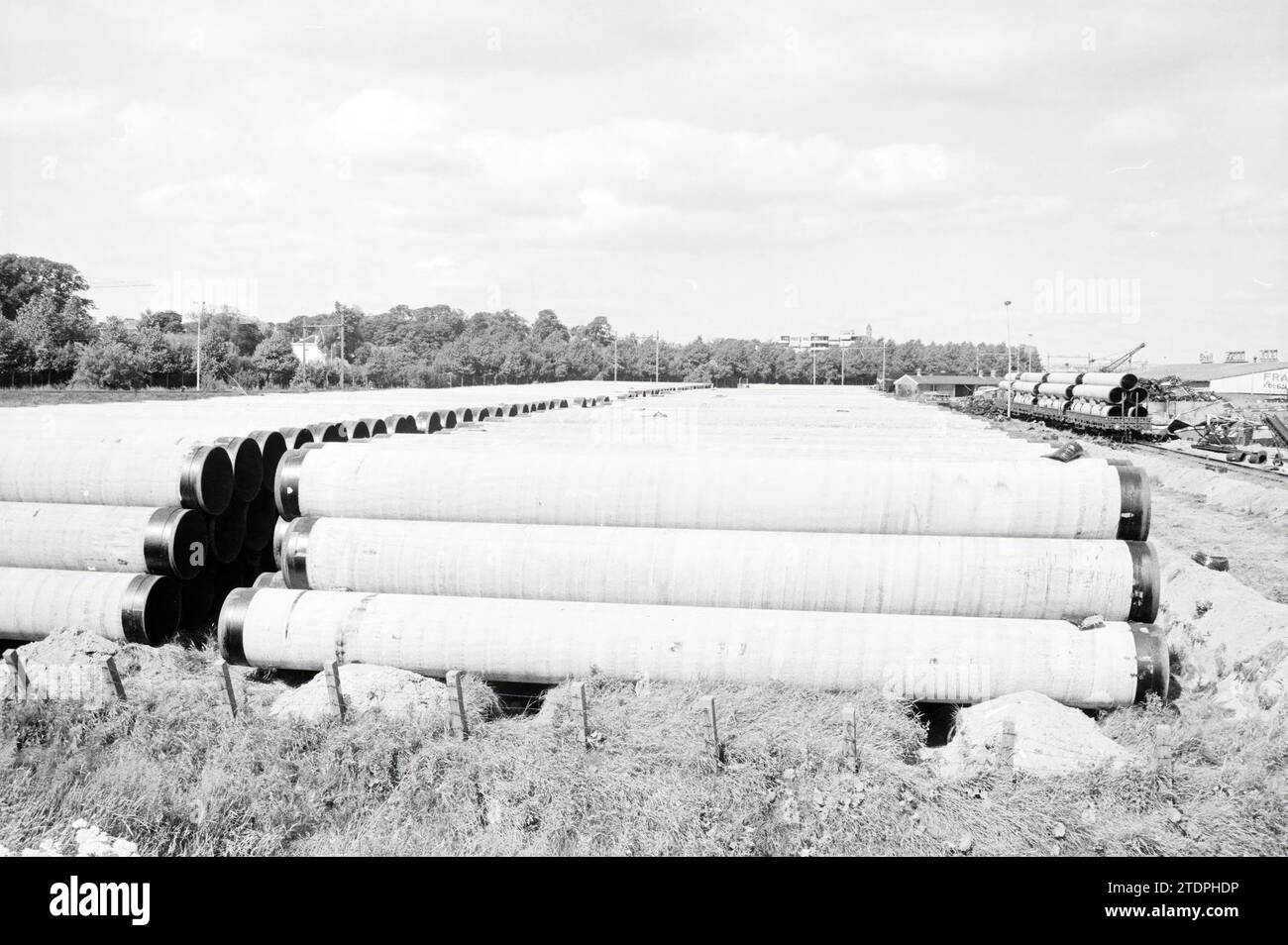 Pipes at Beverwijk station, Laying pipes, 13-07-1971, Whizgle News from ...